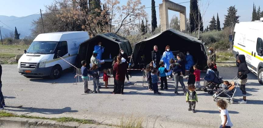Ιατρική εξέταση κι εμβολιασμός παιδιών Ρομά στο δήμο Πατρέων - ΚΕΔΕ