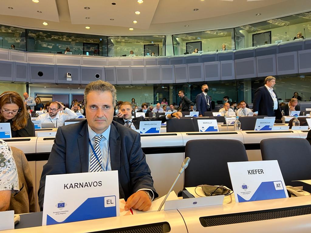 Ο Β΄ Αντιπρόεδρος της ΚΕΔΕ και Δήμαρχος Καλλιθέας Δημήτρης Κάρναβος ...