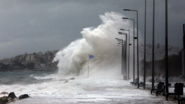 Μηχανικοί καταγράφουν τις καταστροφές από την κακοκαιρία στο παραλιακό ...