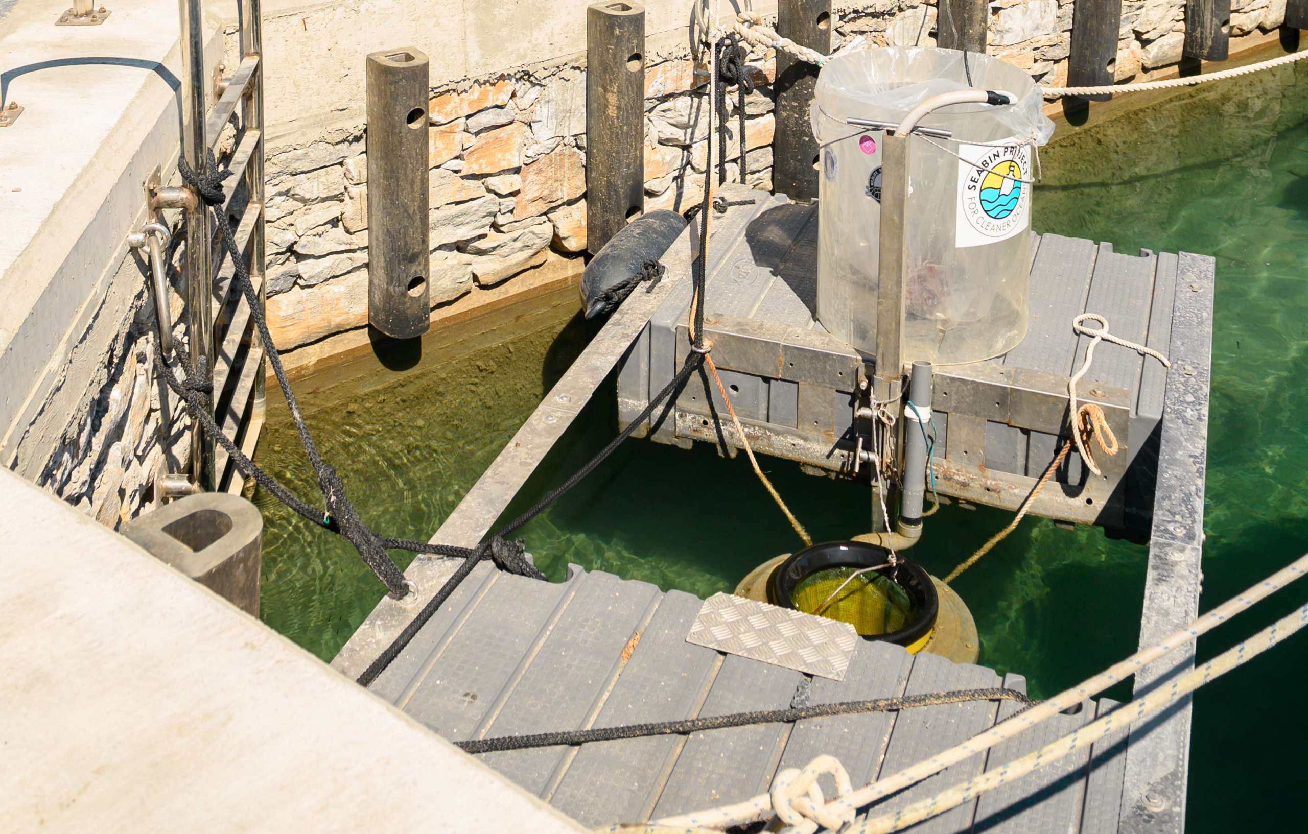 Αμοργός: Σύστημα καθαρισμού επιφανείας υδάτων “SeaBin” στο αλιευτικό ...