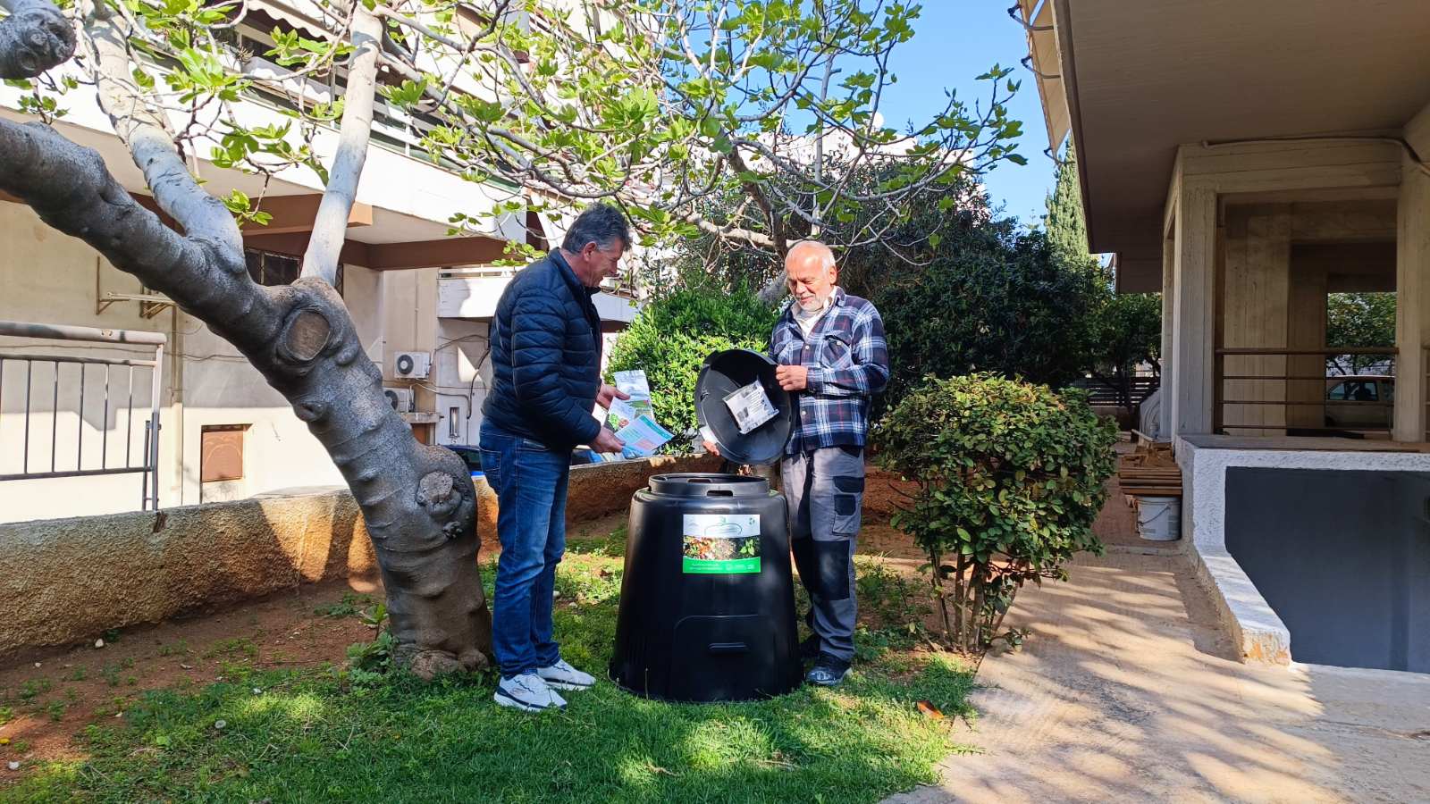 Ξεκίνησε η παράδοση κάδων κομποστοποίησης στα νοικοκυριά Ελληνικού ...