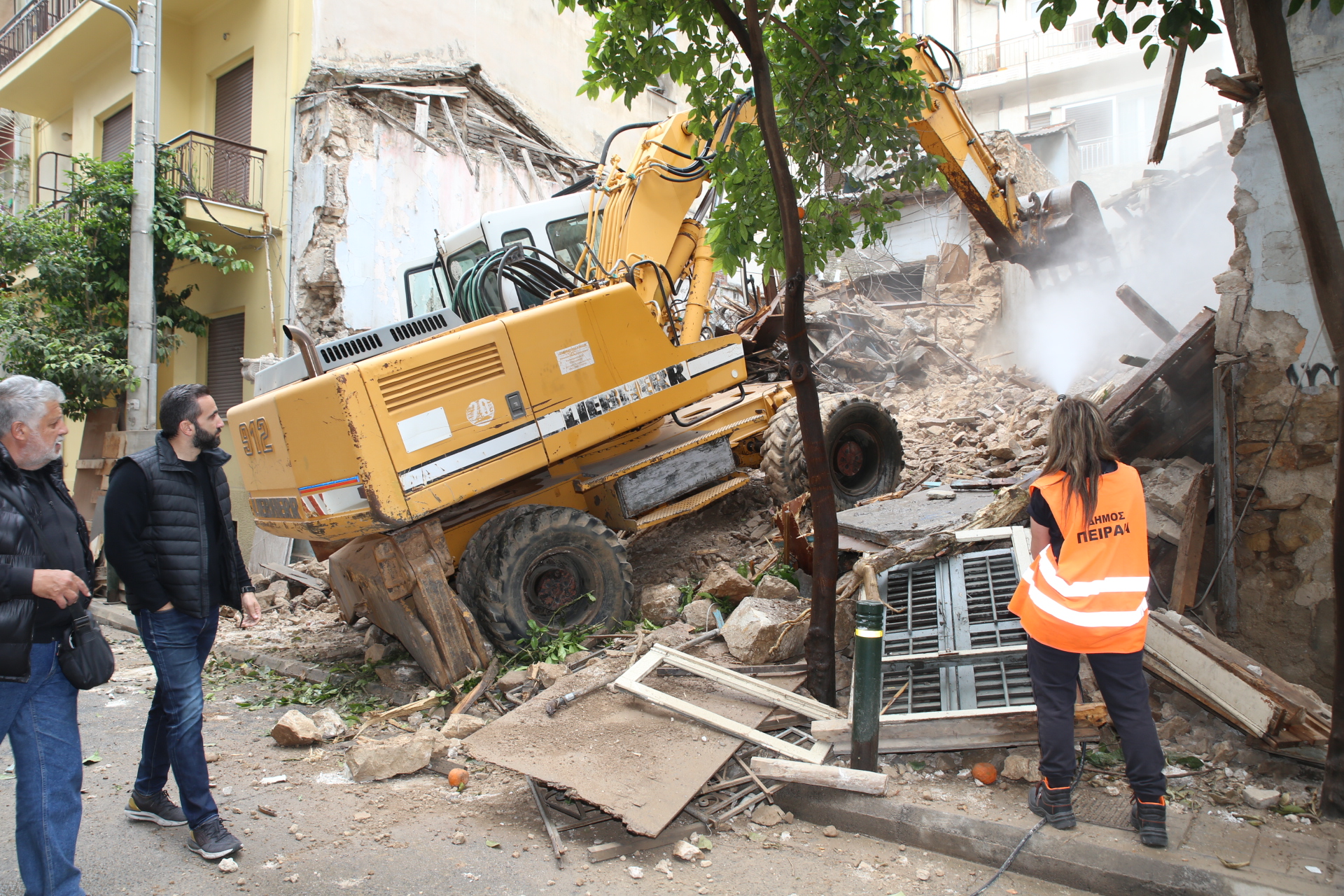 Πειραιάς: Κατεδάφιση εγκαταλελειμμένου ακινήτου στο κέντρο της πόλης ...