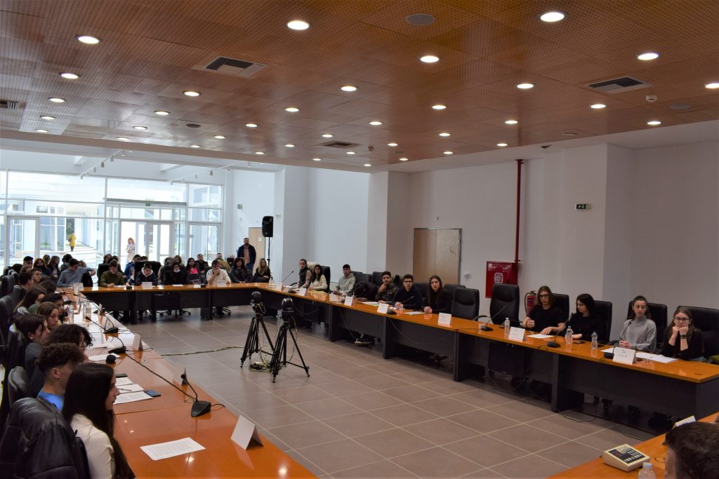 Ίλιον: Το Διαδίκτυο, οι ευκαιρίες και οι απειλές επί τάπητος στο ...