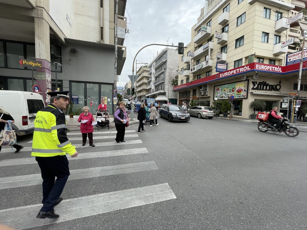 Ζωγράφου: Ενημερωτικά φυλλάδια με την προτροπή “μην τρέχετε” μοίρασαν ...
