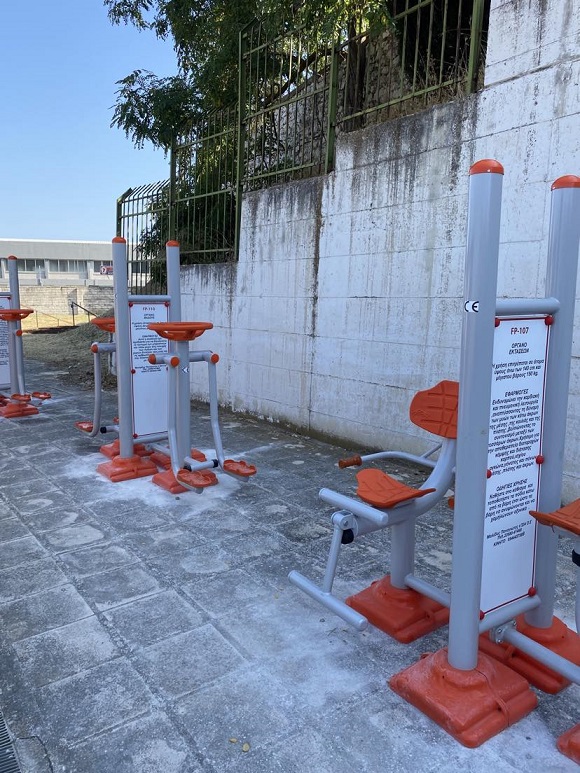 Υπαίθρια όργανα γυμναστικής στο γήπεδο της Θήβας - ΚΕΔΕ