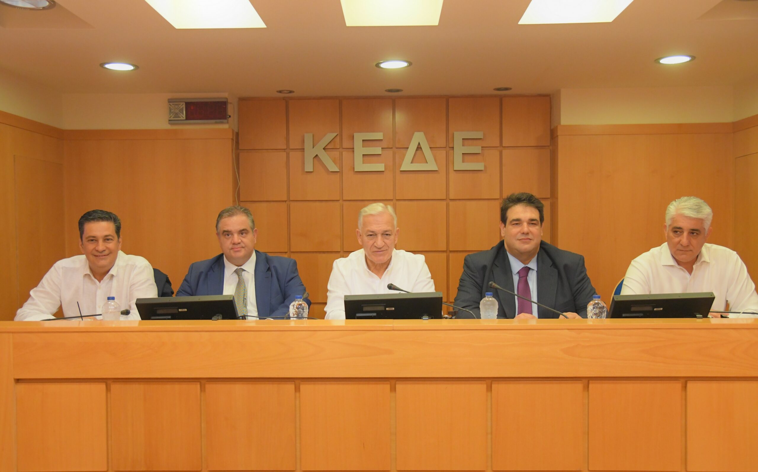 Συνεδρίαση του ΔΣ της ΚΕΔΕ παρουσία του υπουργού Εσωτερικών Θ. Λιβάνιου ...
