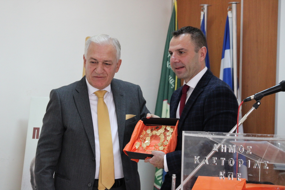 Βράβευση προέδρου ΚΕΔΕ Λ.Κυρίζογλου από τον Δήμο Καστοριάς για την ...