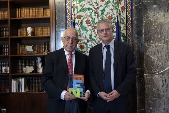 Την Ετήσια Έκθεση 2024 παρέδωσε στον Πρόεδρο της Βουλής Ν. Κακλαμάνη, ο ...