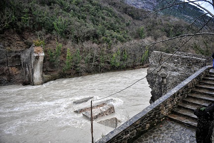 Μελετούν πώς θα ανακατασκευάσουν το γεφύρι της Πλάκας - ΚΕΔΕ
